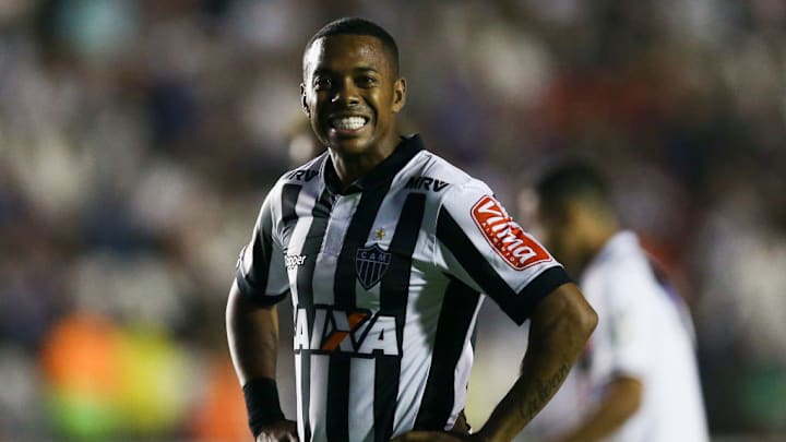 Robinho, quien purga condena por violación, deja la "cárcel de los famosos"