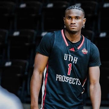 Deven Bryant Takes His Turn with No. 1 Husky Defense