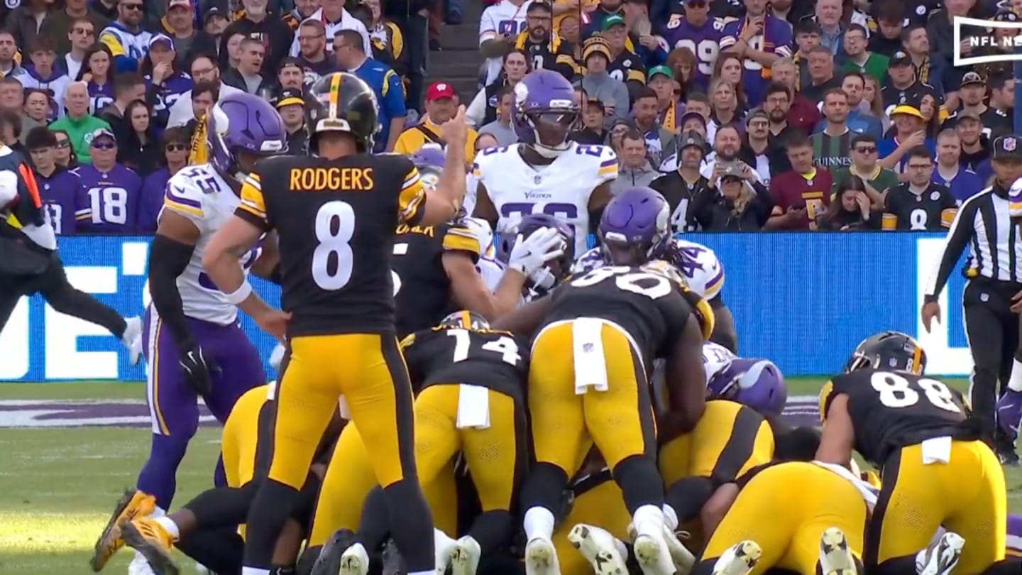 Week 4 NFL Awards: Aaron Rodgers Did the Funniest Thing on a Tush Push Play