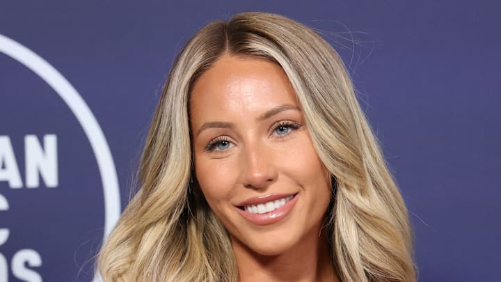 Alix Earle’s Dewy Glam in Behind the Scenes Photo Has Fans Guessing Her ...