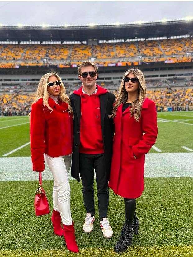 Ava Hunt's sleek fit upstages sister Gracie at Chiefs-Steelers ...