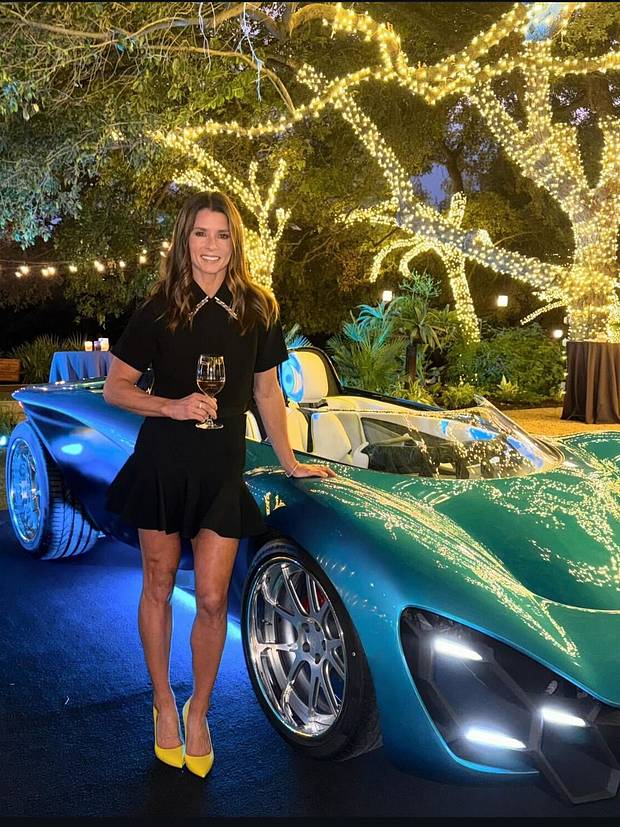 Danica Patricks Unglamorous Windy Selfie Hides Fashion Error At F1