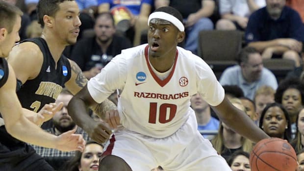 John Calipari embraces Arkansas Razorbacks stars who came before him