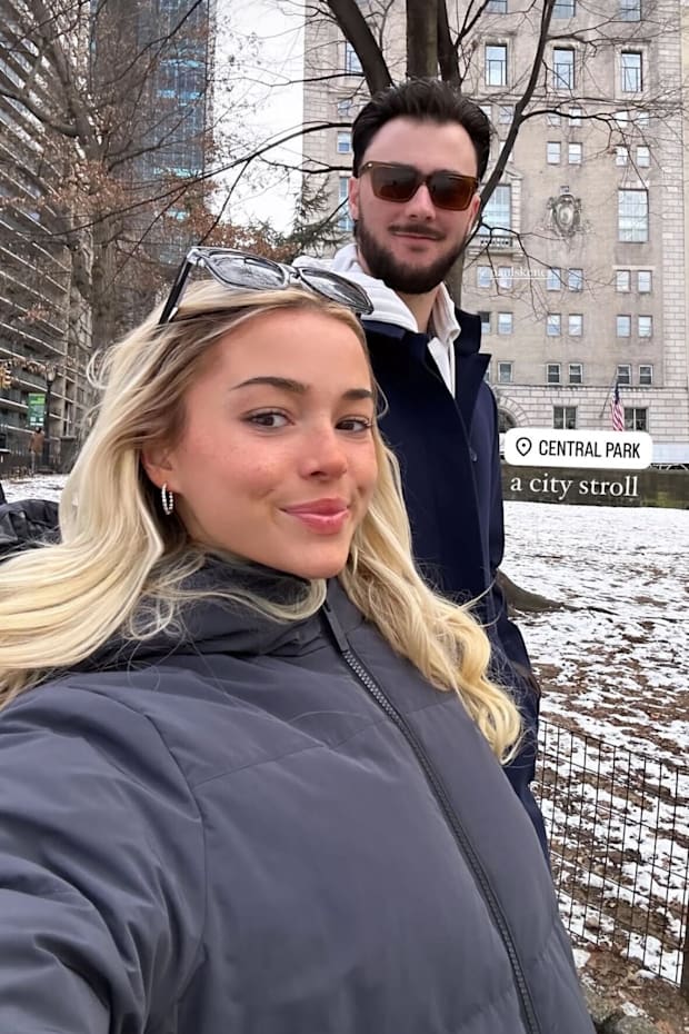 Livvy Dunne flaunts silky red bathrobe in flirty post before LSU ...