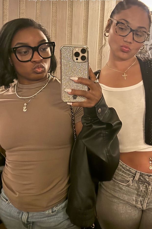 Simone Biles’ sparkly shiny boots hilariously match her bejeweled phone ...