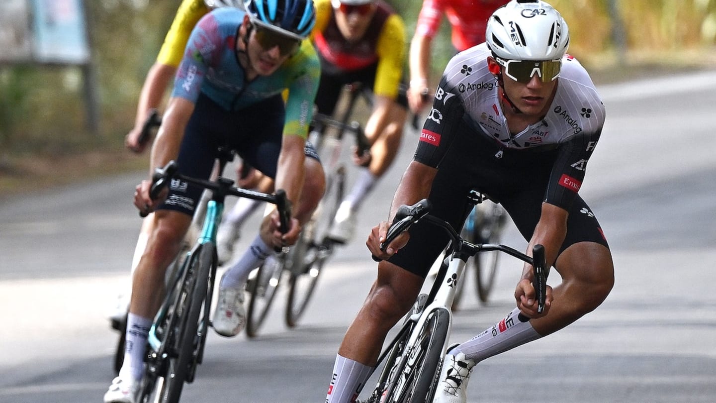 Isaac Del Toro y Tadej Pogacar corren juntos en la Tre Valli Varesine 2025