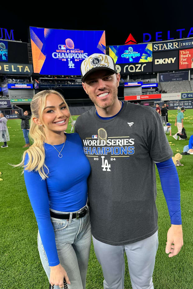 Chelsea Freeman, MVP hubby Freddie share heartfelt kiss after World ...