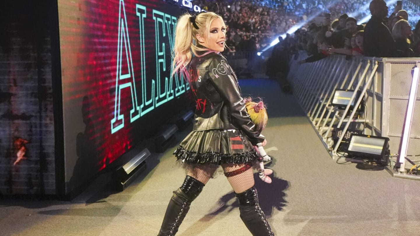 Alexa Bliss Returns on WWE SmackDown & Needs to 'Chat' With Charlotte Flair