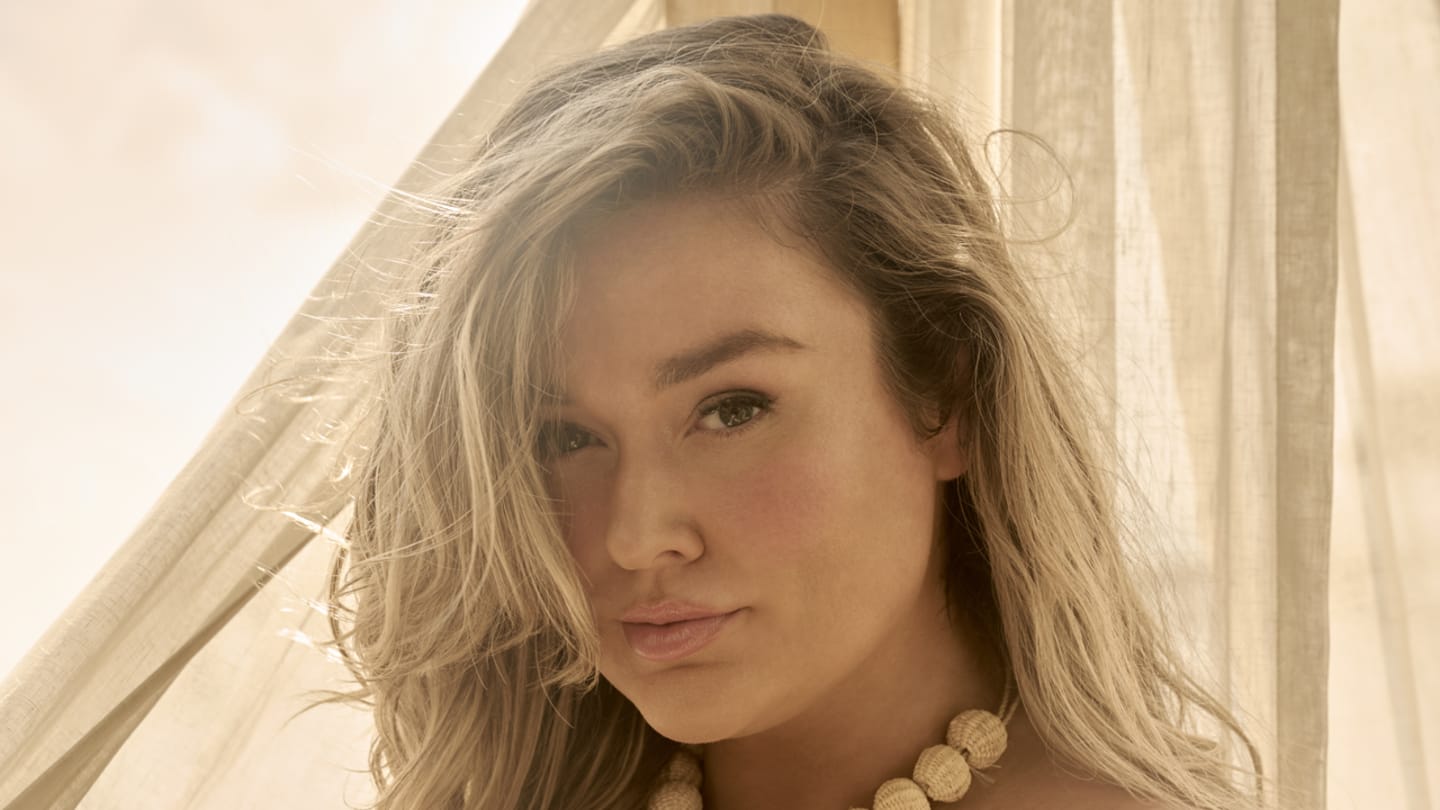Hunter McGrady Shares Stunning Swimsuit Pic From Mexico Alongside ...