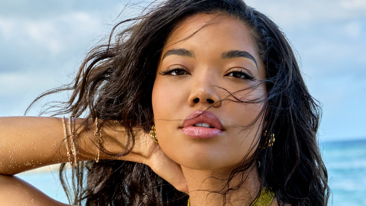 Ming Lee Simmons Was a Total Earthy Goddess in This Retro-Print Triangle Bikini