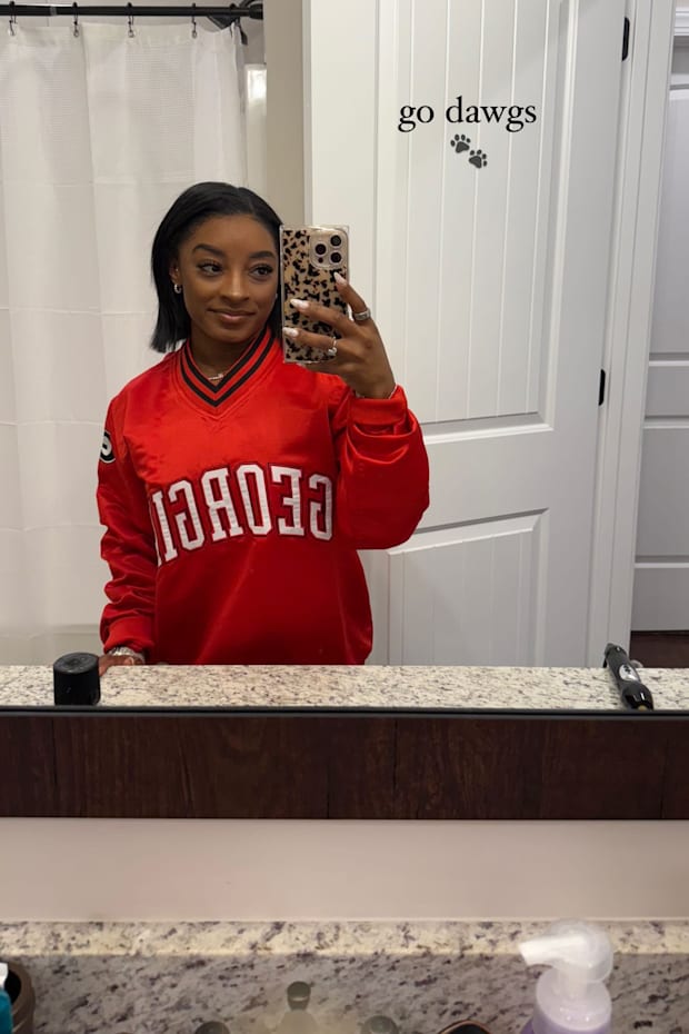 Simone Biles surprises Georgia gymnastics with team photo after big win