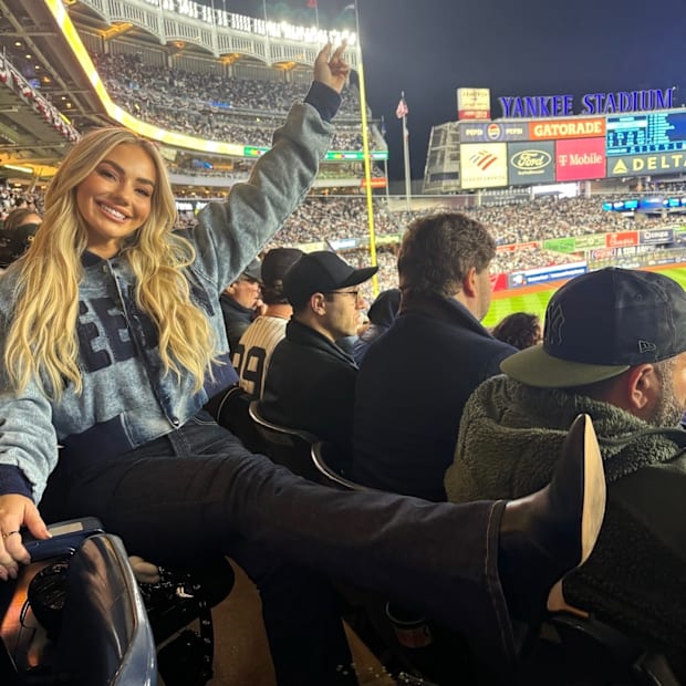 Chelsea Freeman flexes custom Freddie ‘Freeman’ coat in enemy Yankees ...