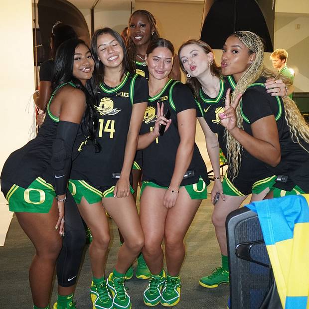 Deja Kelly, Oregon basketball bombshell, flaunts new Ducks uniforms