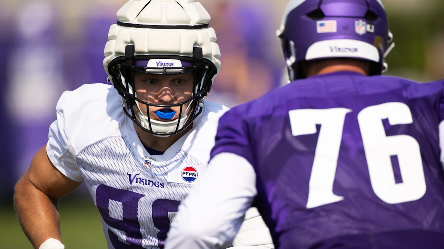 Vikings sign Bo Richter to the active roster, waive Robert Tonyan