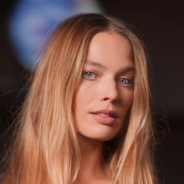 Margot Robbie Is a Gothic Era Daydream at ‘Wuthering Heights’ Premiere