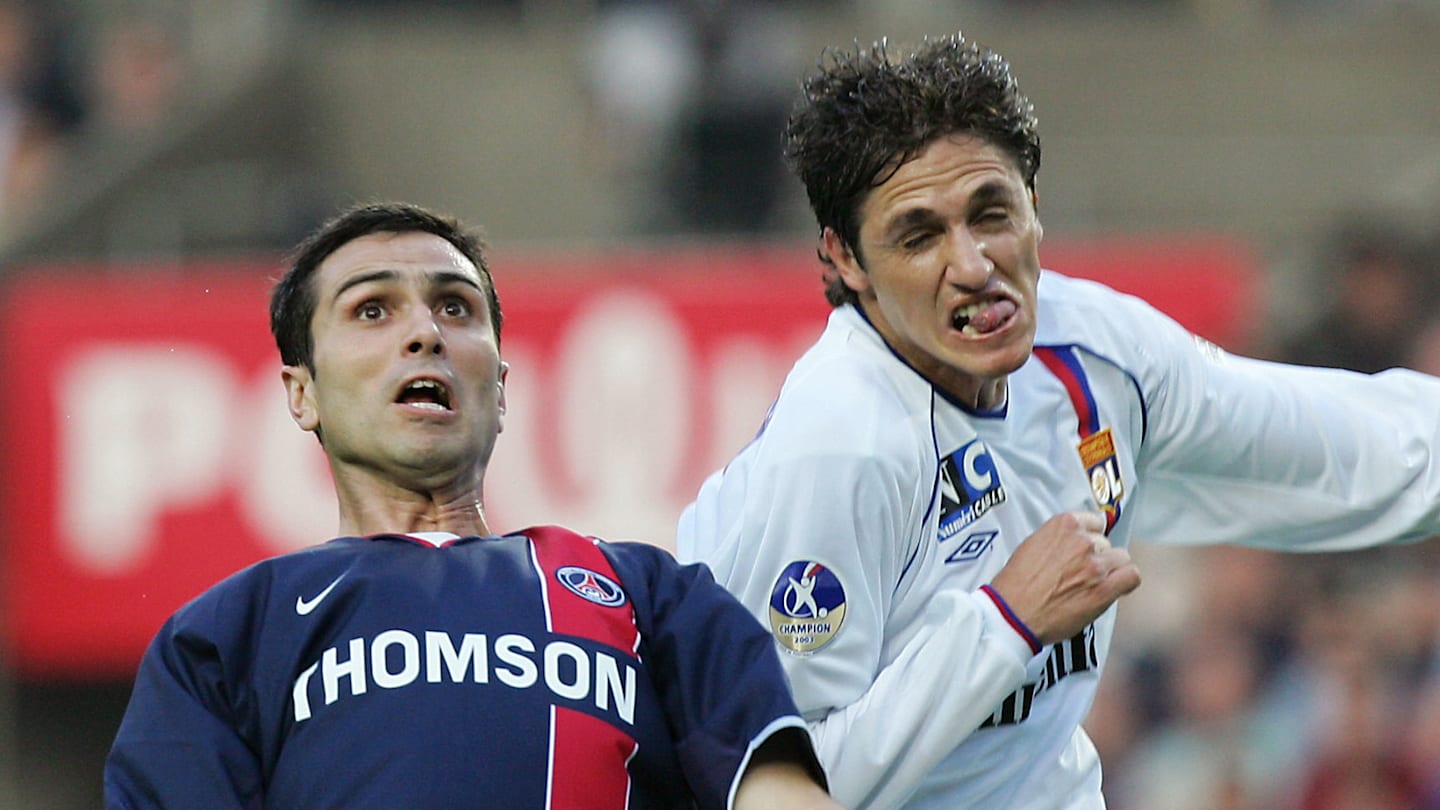 El PSG reedita su icónica camiseta de la temporada 2004/05 con la ayuda de Ronaldinho