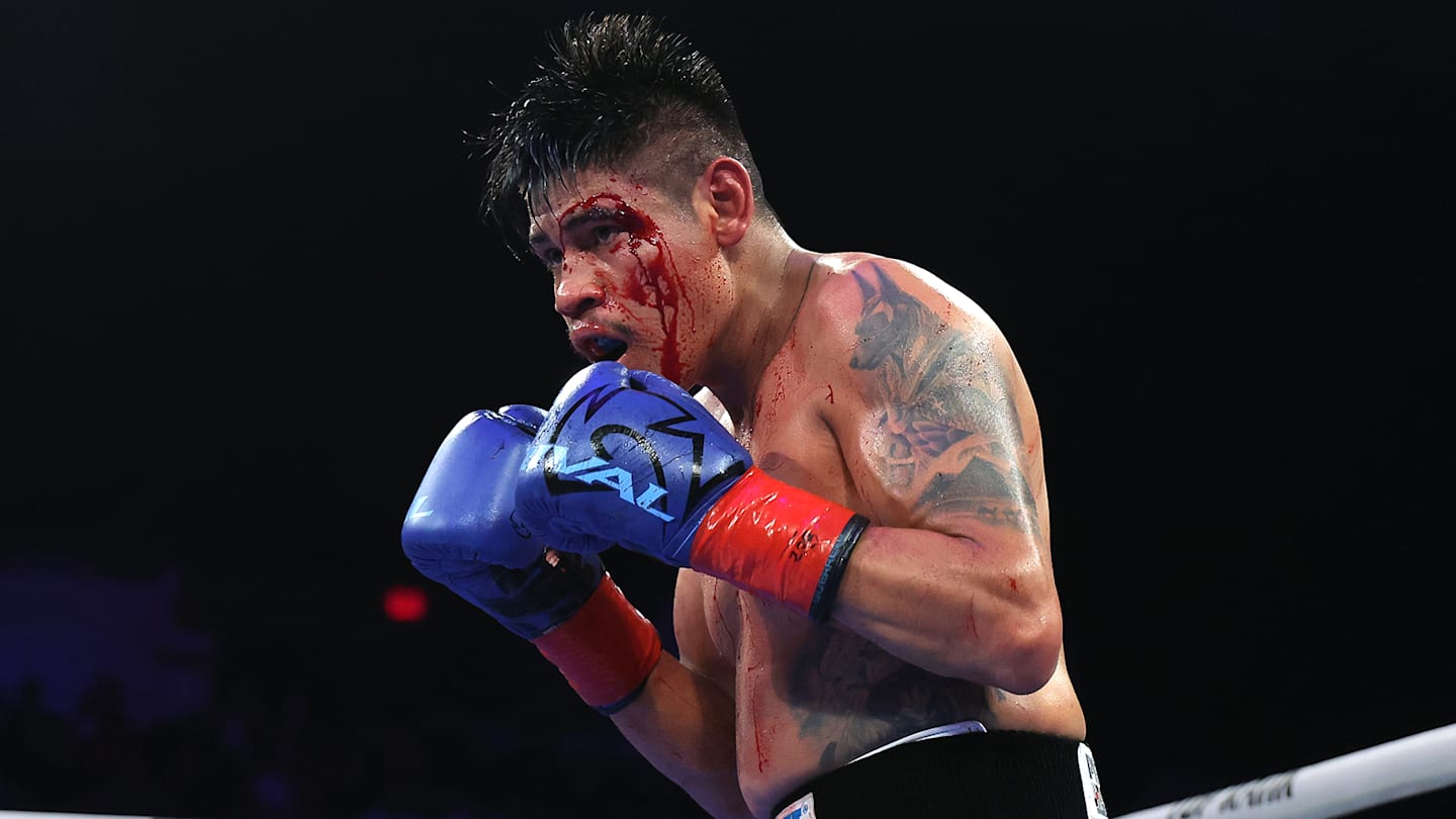 Emanuel Navarrete Retains Title In Controversial Fashion vs Charly Suarez