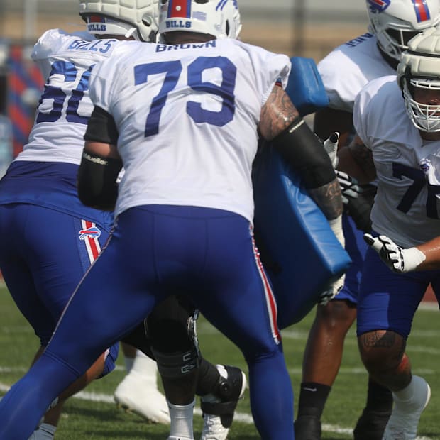 Hilarious moment between Spencer Brown, Buffalo Bills reporter caught ...