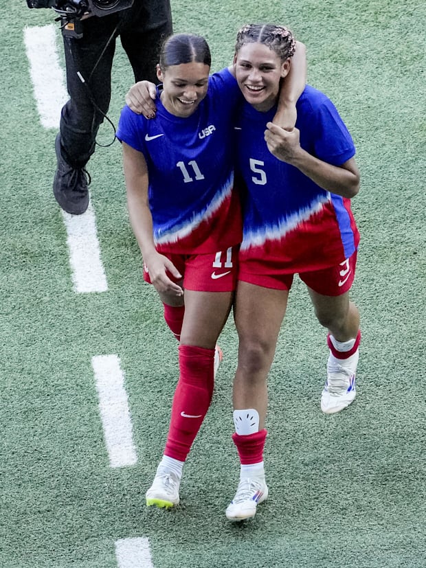 USWNT star Sophia Wilson dazzles in white crop top for pregnancy ...