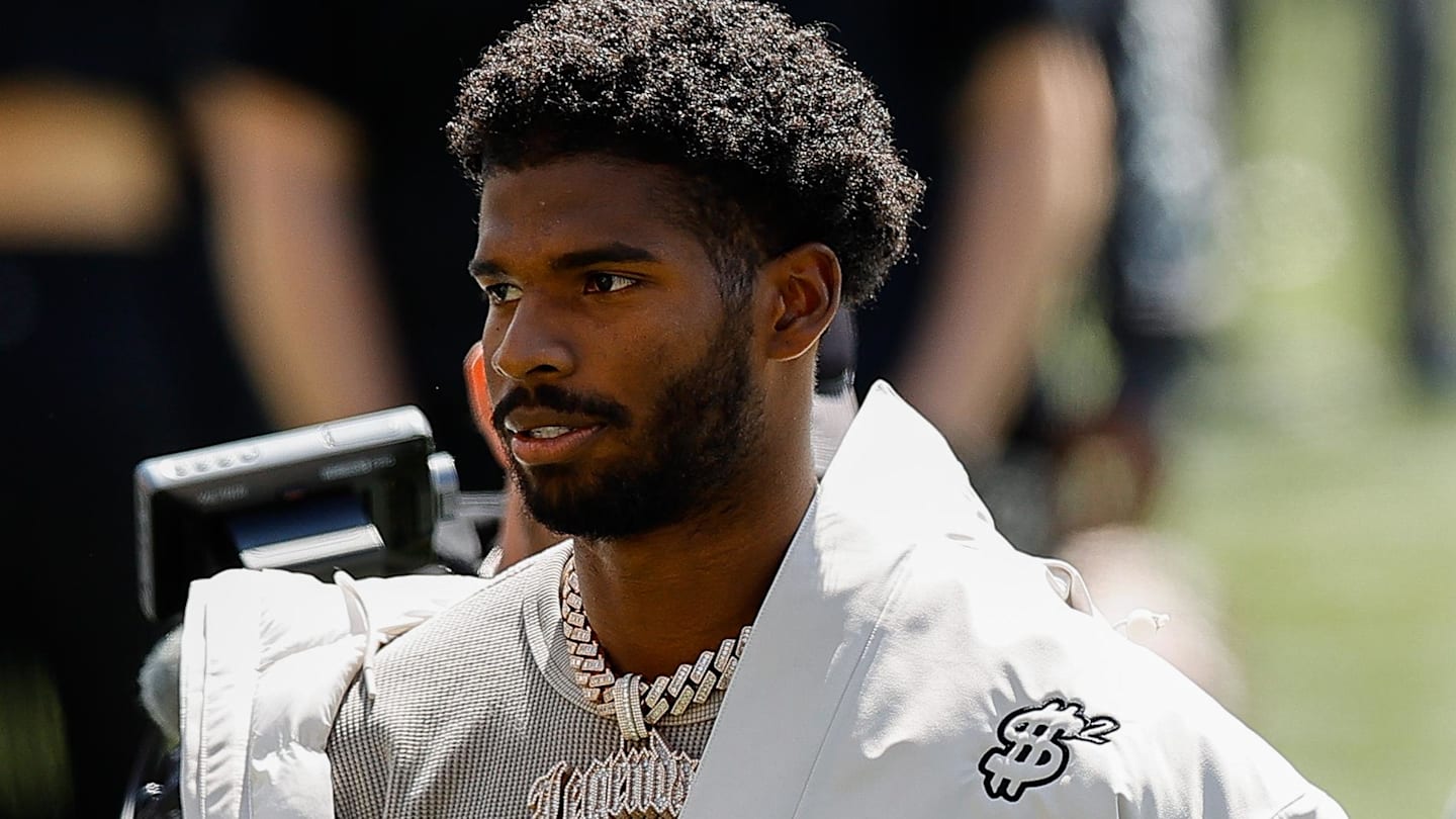 Shedeur Sanders wears ridiculously huge, pricey diamond chain for NFL draft