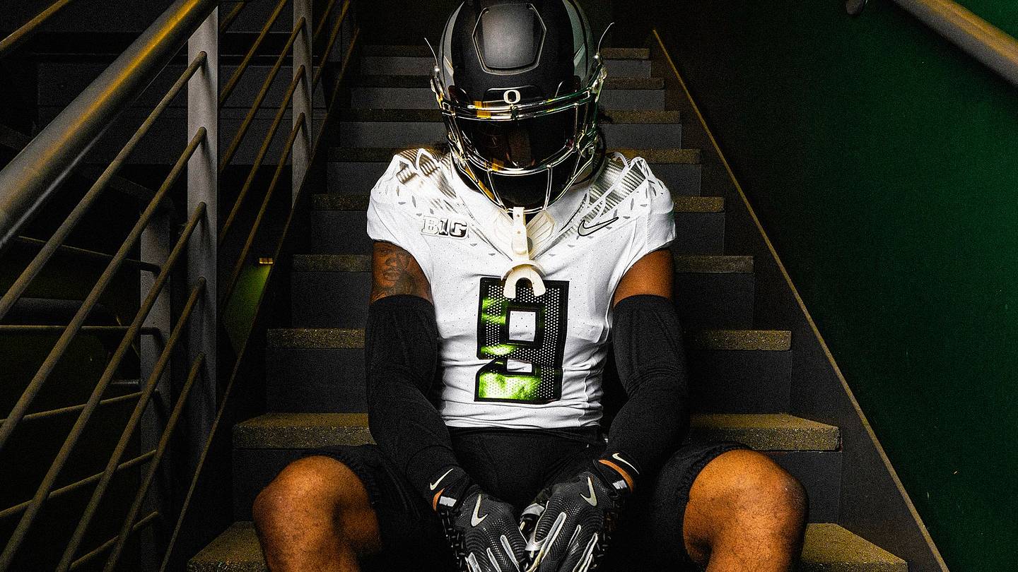 Oregon Ducks Reveal New Uniform Combination for Wisconsin Badgers Game ...