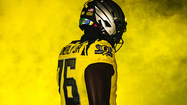 Oregon Ducks’ Yellow Heroes’ Uniform Combination for Ranked Illinois ...