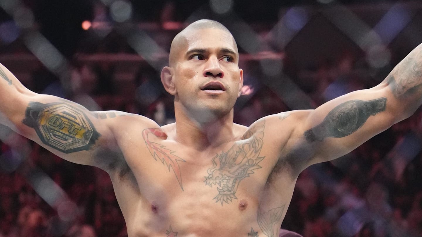 Alex Pereira reveals he suffered brutal injury during UFC 320 fight
