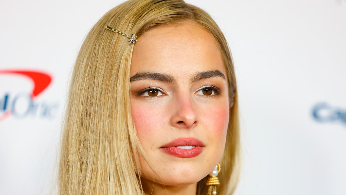 Addison Rae Dances in the Rain in Bedazzled Bra, Low-Rise Jeans for ...