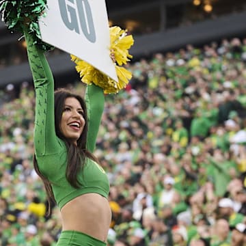 Oregon Offensive Playmaker Earns MVP In 21-7 Win Over Wisconsin Badgers