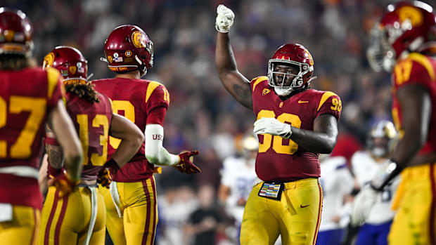 USC Trojans Praise Oregon Ducks 'Amazing' Transfer Portal Star Bear ...