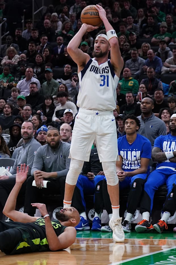 Klay Thompson's hot start carries Mavericks in upset over Celtics, 127-120