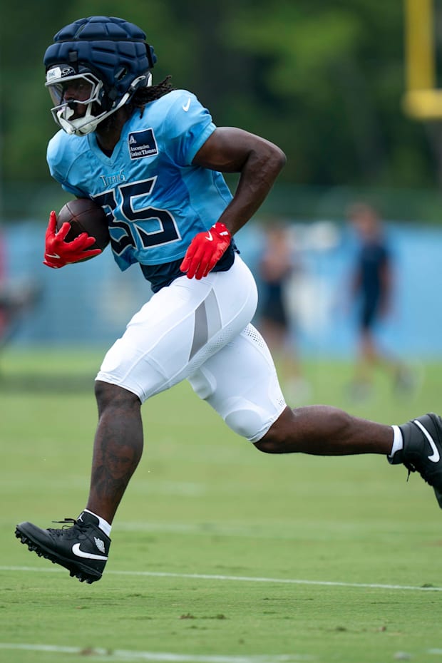 Tennessee Titans TE Shows Confidence in Cam Ward