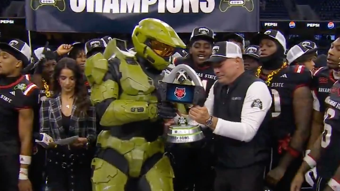 Master Chief Delivers Trophy on a Warthog at Xbox Bowl in Latest ...