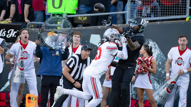 Oregon Ducks Receiver Evan Stewart on Autzen Stadium: 'One of a Kind ...