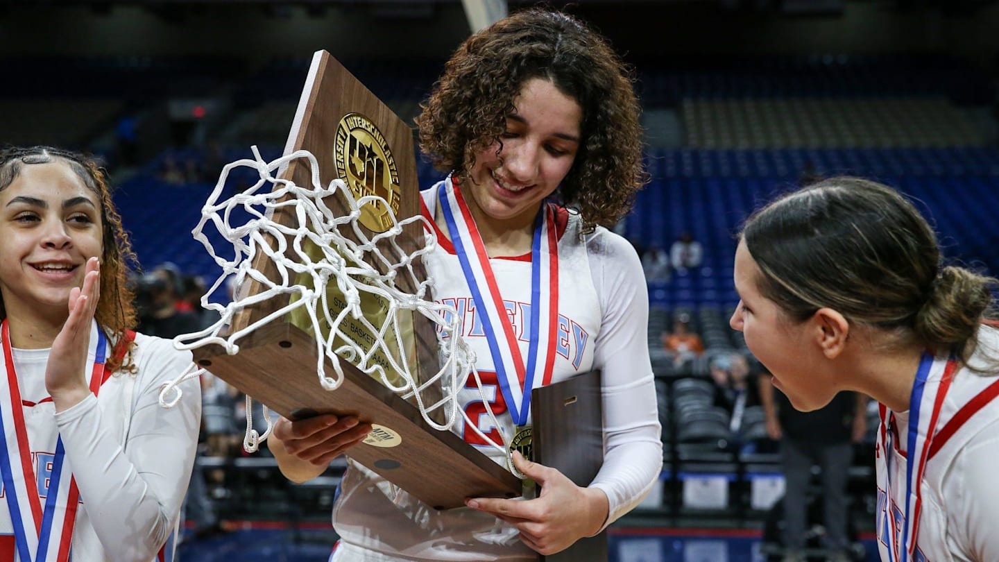 No. 1 recruit Aaliyah Chavez makes surprise visit, excites crowd days ...