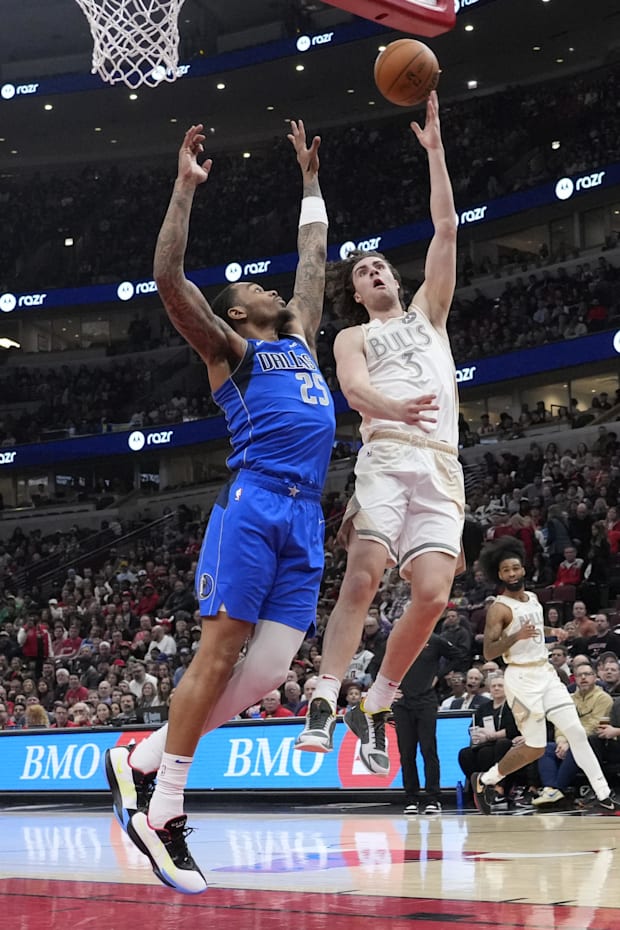 Mavericks survive late rally from Bulls, win 120-119