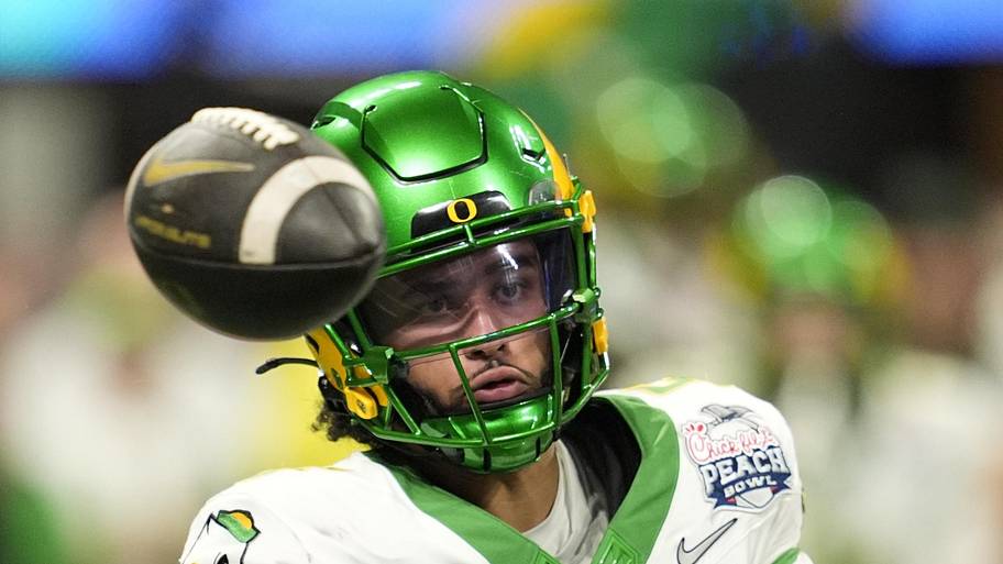 Oregon Quarterback Akili Smith Jr.'s New Number Has Ducks Fans Buzzing ...