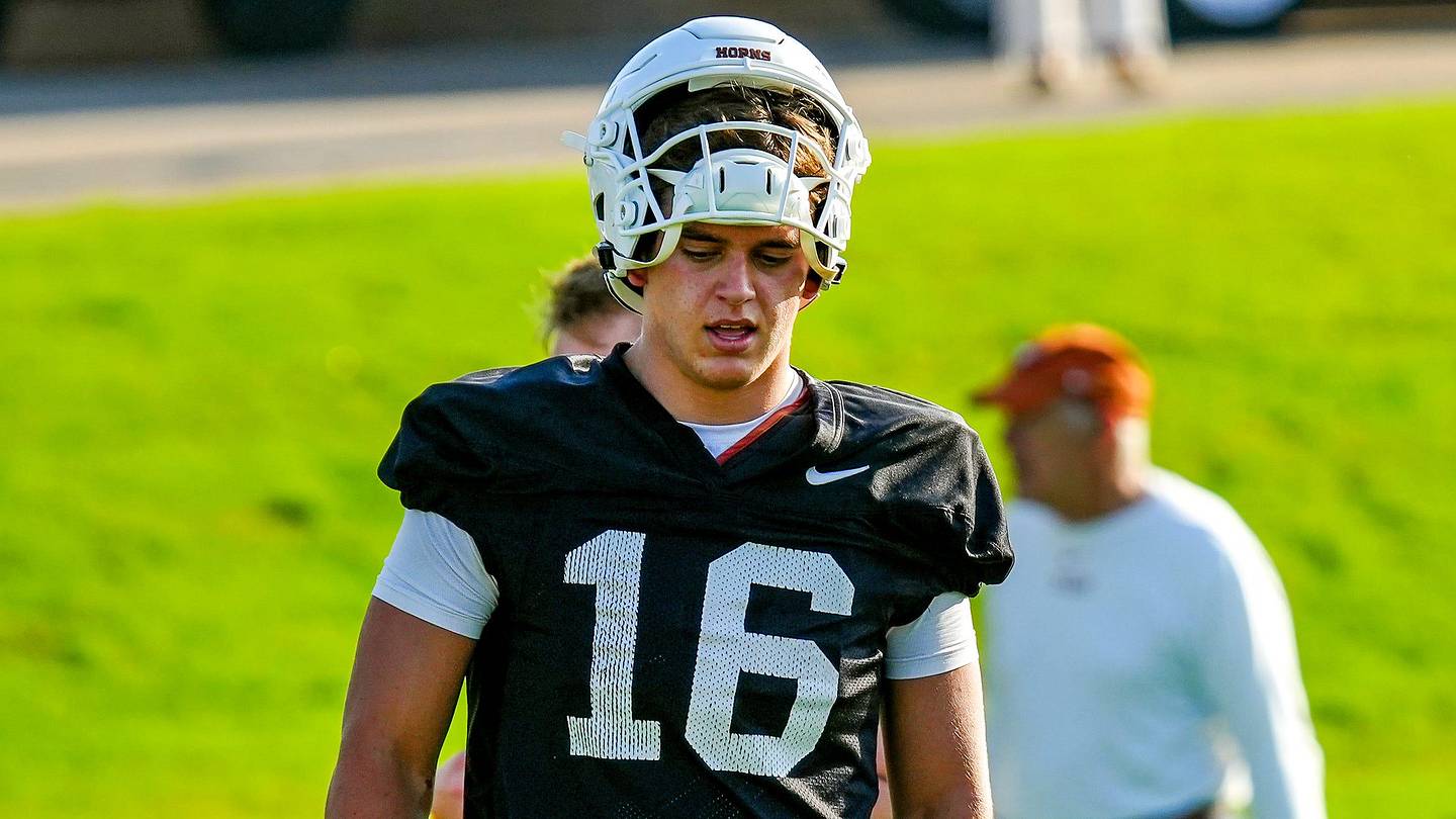 Texas Longhorns Quarterback Modeling Game After Joe Burrow, Watching ...