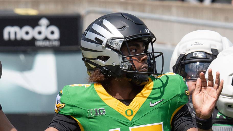 Oregon Quarterback Akili Smith Jr.'s New Number Has Ducks Fans Buzzing ...