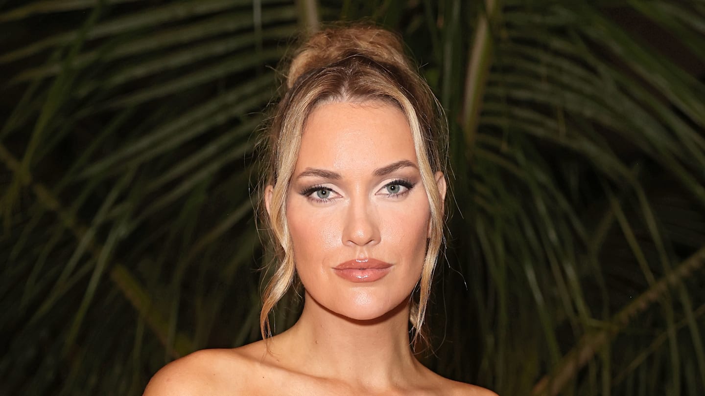 Paige Spiranac Rocks Black Sports Bra, Mini Skirt While Playing at ...