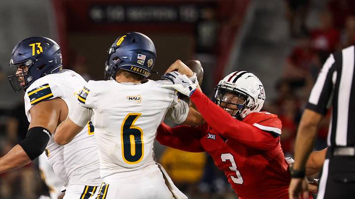 Tre Smith Becoming a Key Piece On Arizona's Line