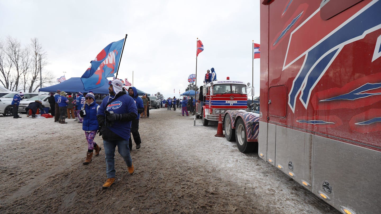 WATCH: CBS NFL Today crew joins Bills Mafia, partakes in gameday tradition