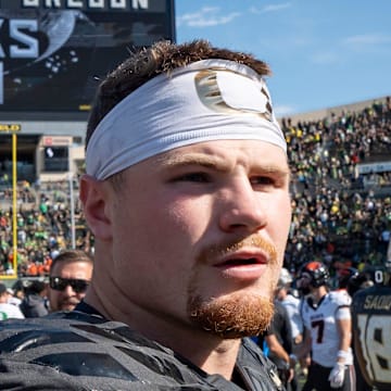 Oregon Ducks Dominate Oregon State Beavers in Autzen Stadium