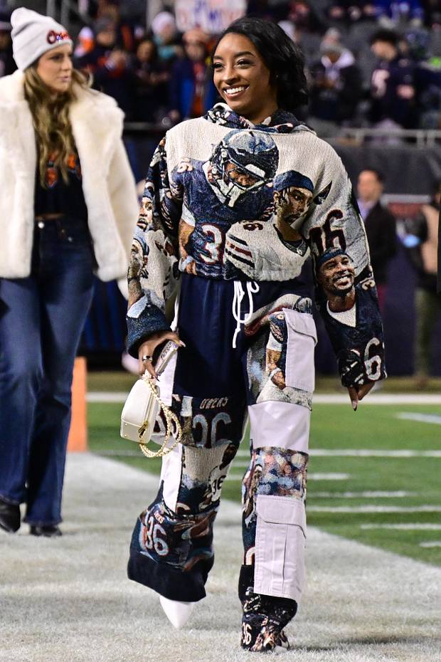 Simone Biles' over-the-top custom Jonathan Owens fit steals show at ...