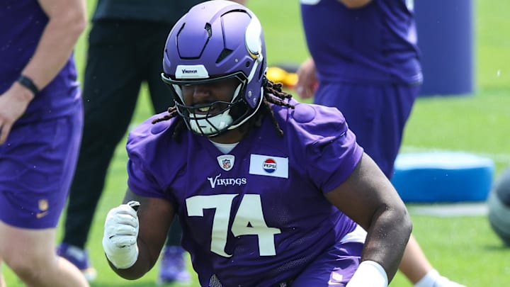 Watch: Proud parents’ tearful reaction to Donovan Jackson’s first NFL snap