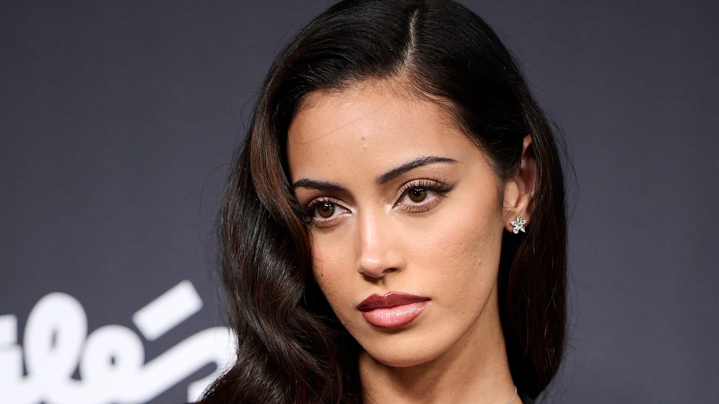 Cindy Kimberly Nails Her Carrie Bradshaw City Girl Walk in Scalloped ...