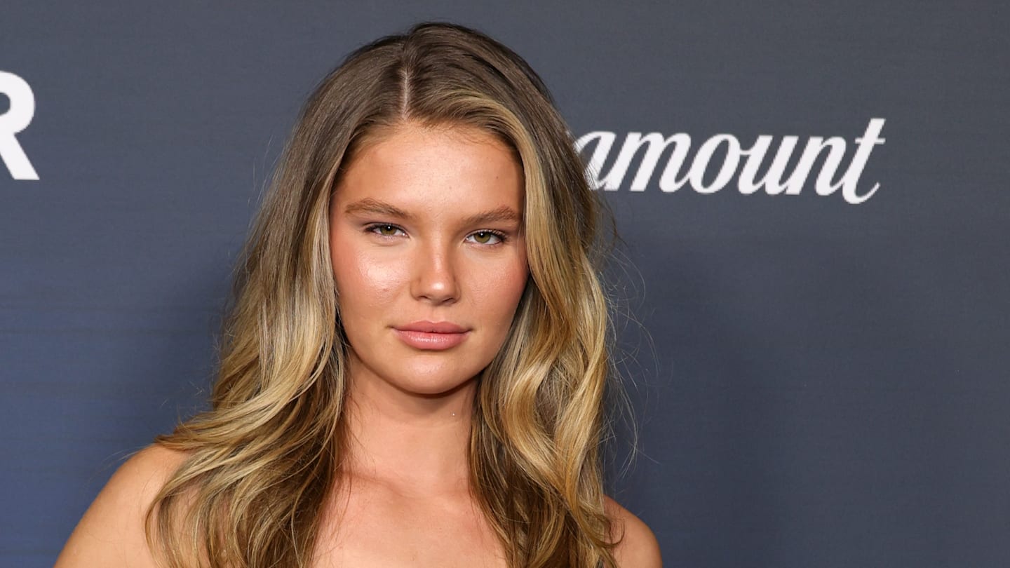 Ellie Thumann’s Sleek Winter Style Includes a Charcoal Coat and Perfect ...