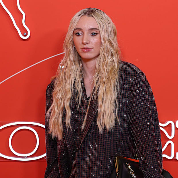 Paige Bueckers flexes UConn shirt in first WNBA pregame fit to troll ...