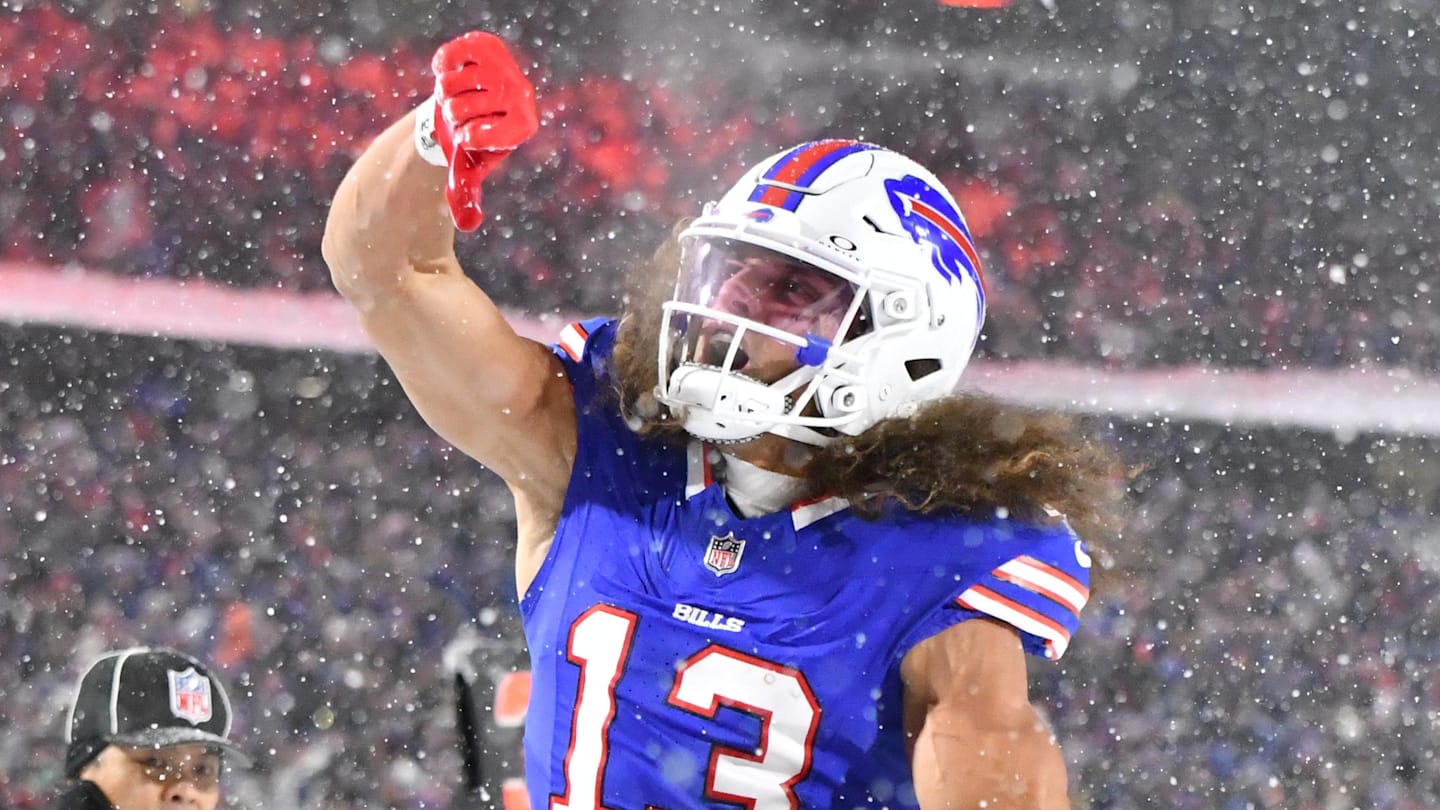 Watch Bills WR Mack Hollins pregame beach outfit in freezing Buffalo