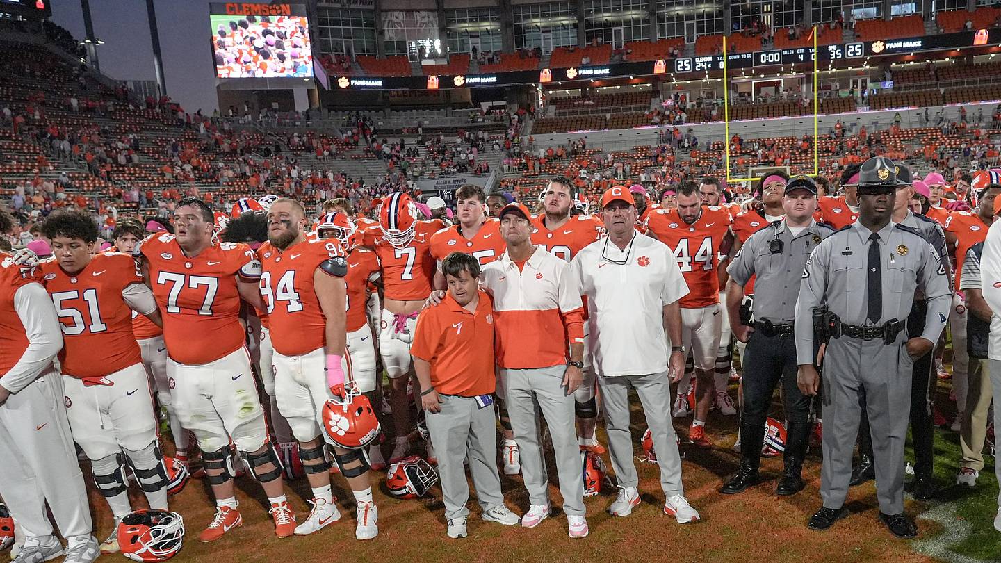 Clemson Tigers LB Says Team Can't "Point Any Fingers" Following 3-4 ...